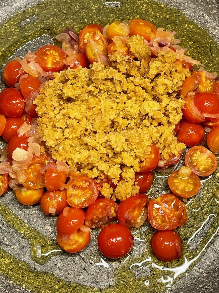 Spaghetti, pomodorini, panura tostata e bottarga di muggine - l'OlivoNews